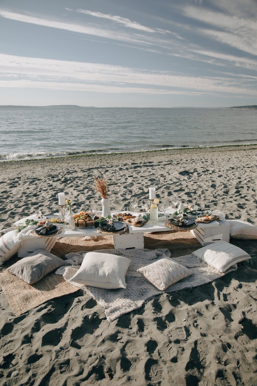 15 BEST BEACH SNACKS TO EAT AT THE BEACH - By Annabelle Rose