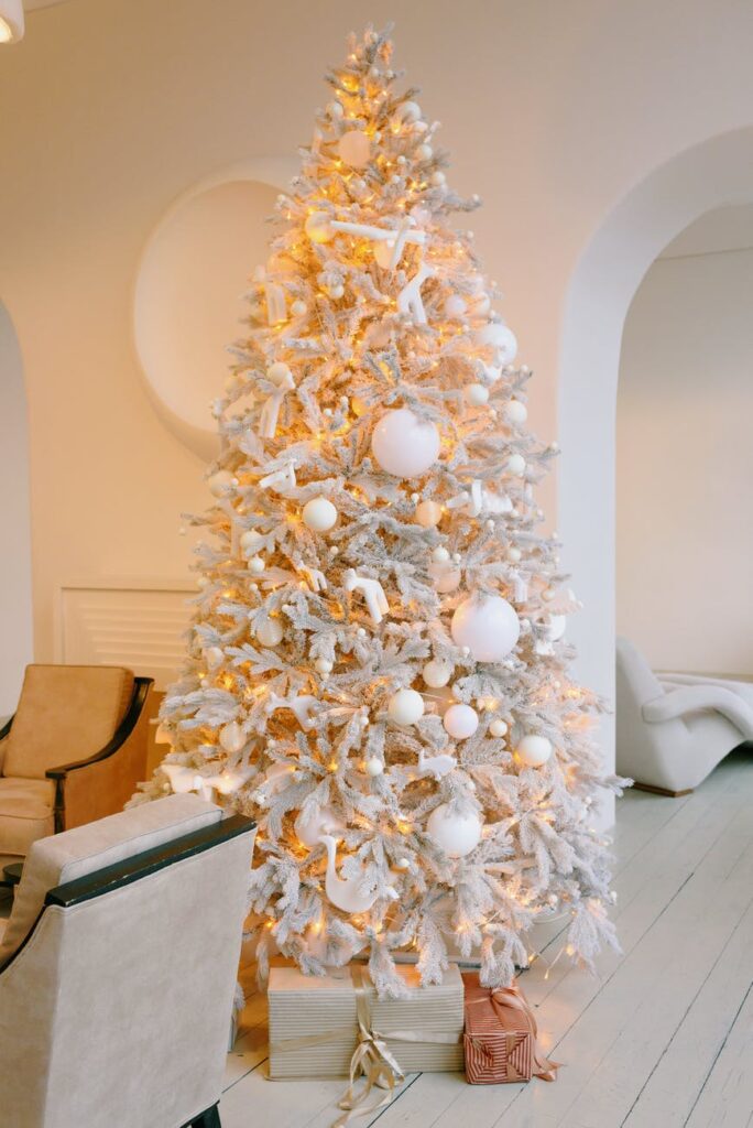 30 STUNNING CHRISTMAS TREE TREND IDEAS THAT YOU’LL OBSESS OVER